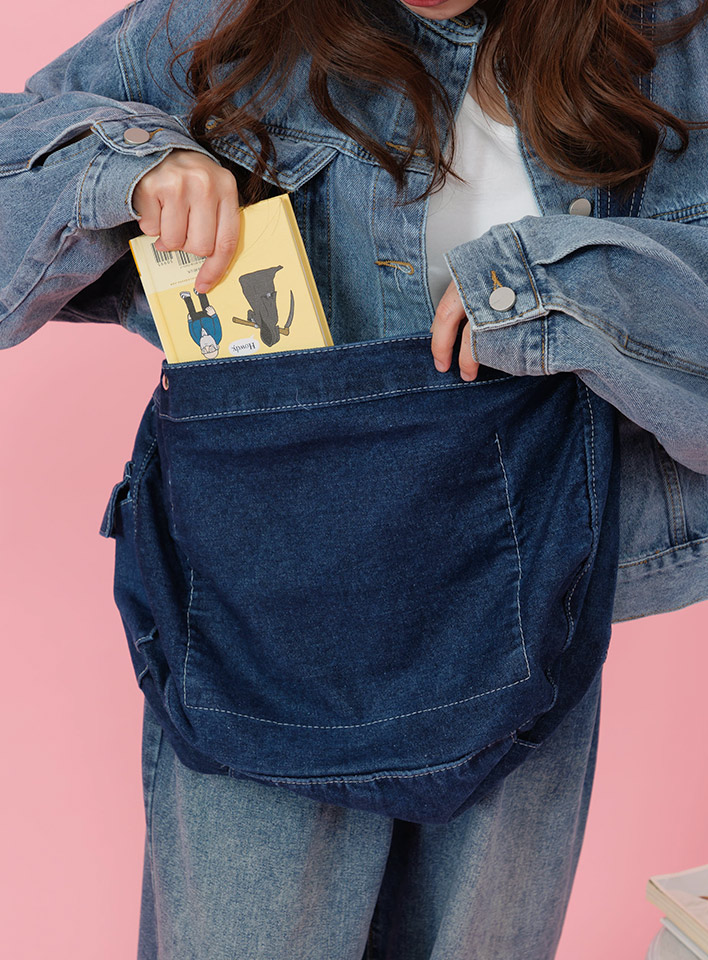 文青女孩肩上的牛仔斜背包/1色 - STARKIKI,舒適寬褲,經典丹寧,簡約時尚,休閒女裝,獨家設計,品牌設計,平價流行服飾